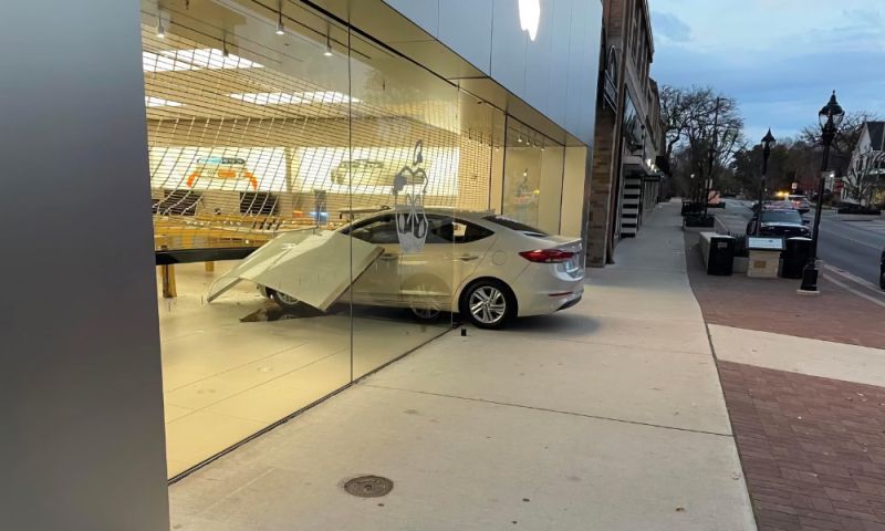 Driver Tries to Turn Illinois Apple Store Into After-Hours Drive-Thru